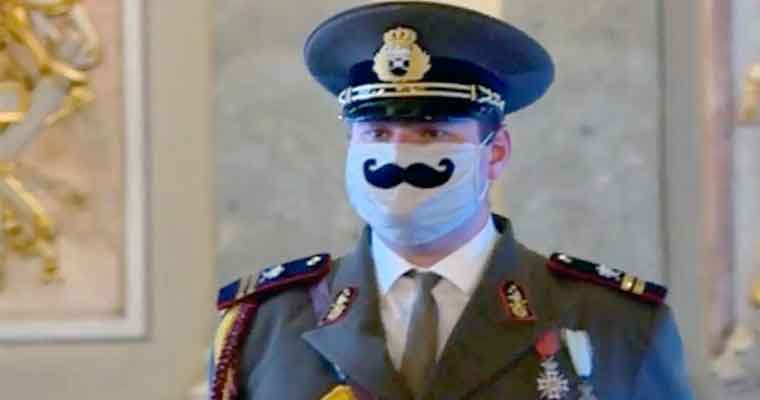 Cine este militarul care poartă măști cu mustață